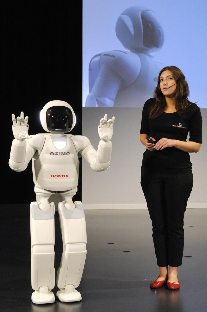 Diaporama et photos - Voiture autonome et robot humanoïde avancent sur ...