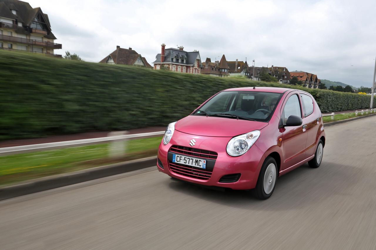 Photo 4 - Suzuki Alto rose roulant dans une rue de Deauville vue avant ...