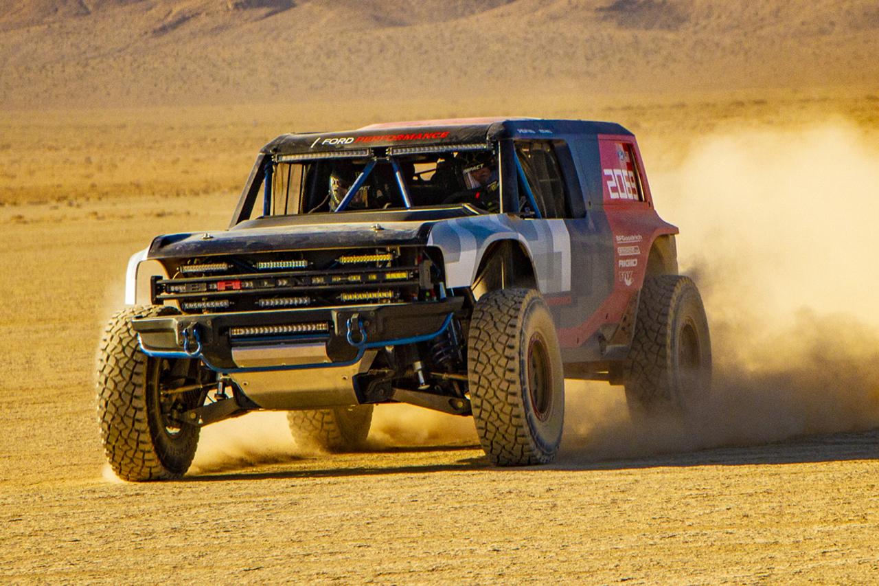 Photo 9 - Ford Bronco R Prototype vue avant dans le désert SEMA Show ...
