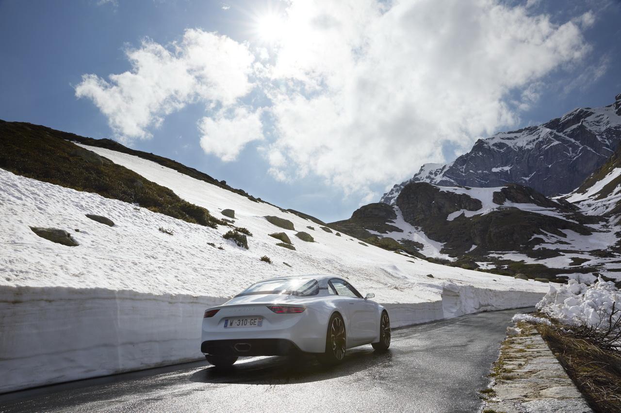 Photo 18 - Alpine A110 Vision blanche statique arrière dans la neige ...