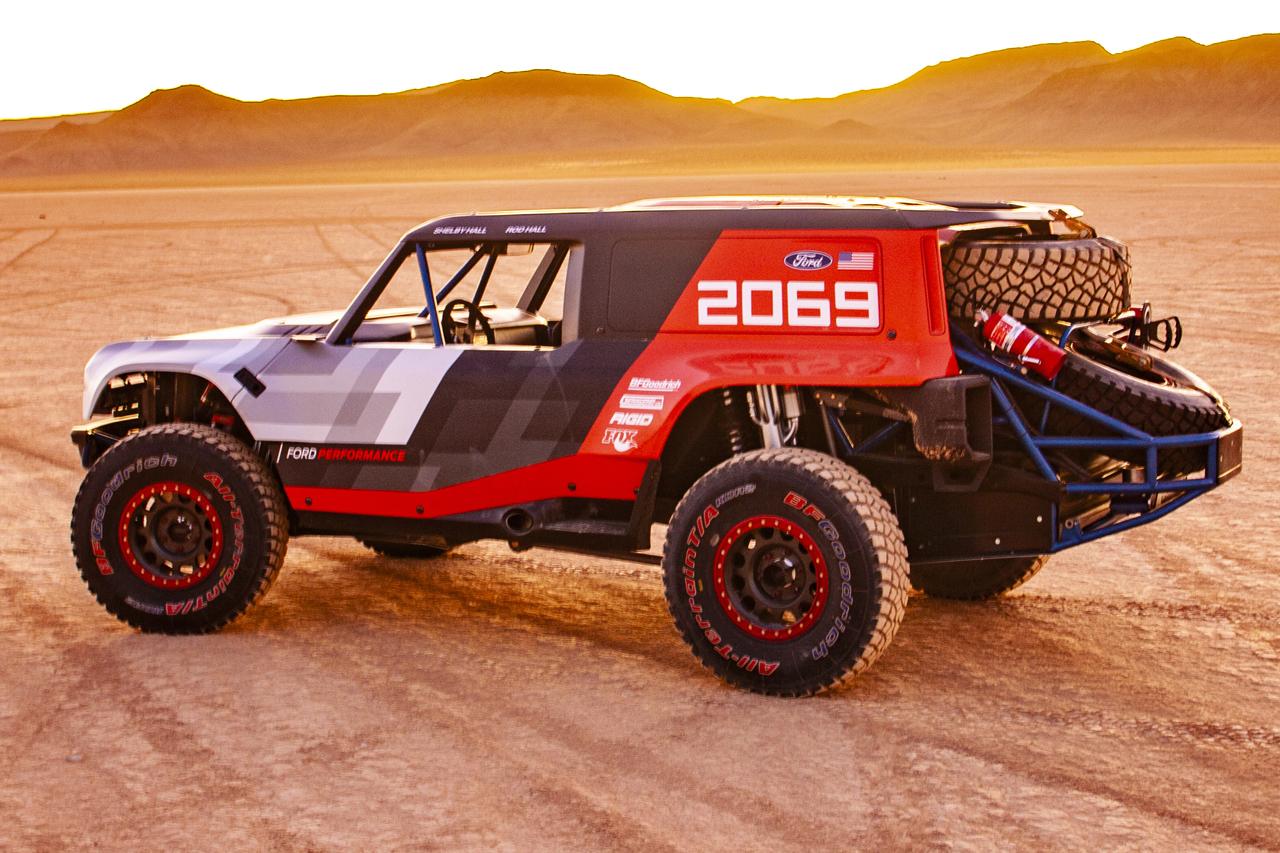 Photo 10 - Ford Bronco R Prototype vue arrière dans le désert SEMA Show ...
