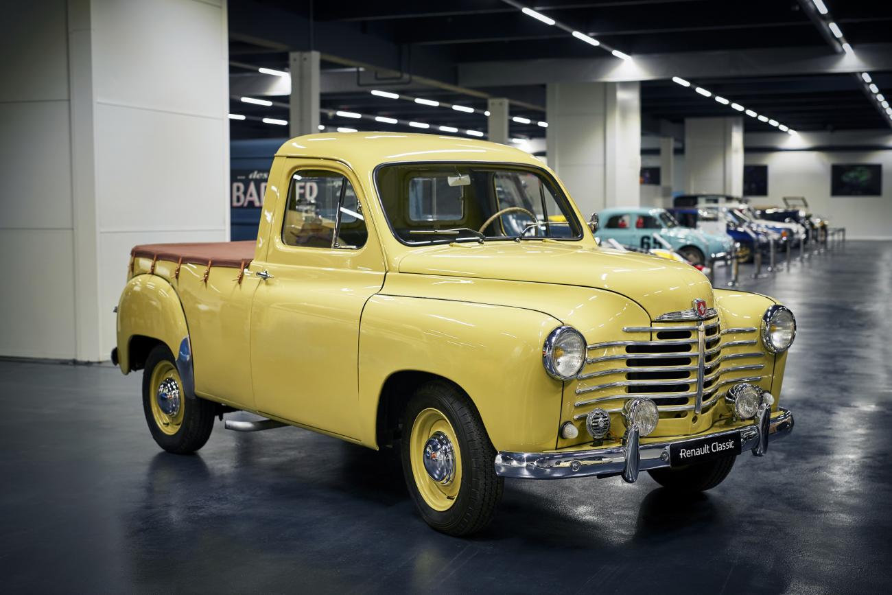 Photo 15 - Renault Colorale 1952 pick-up jaune vue avant - 120 ans de ...