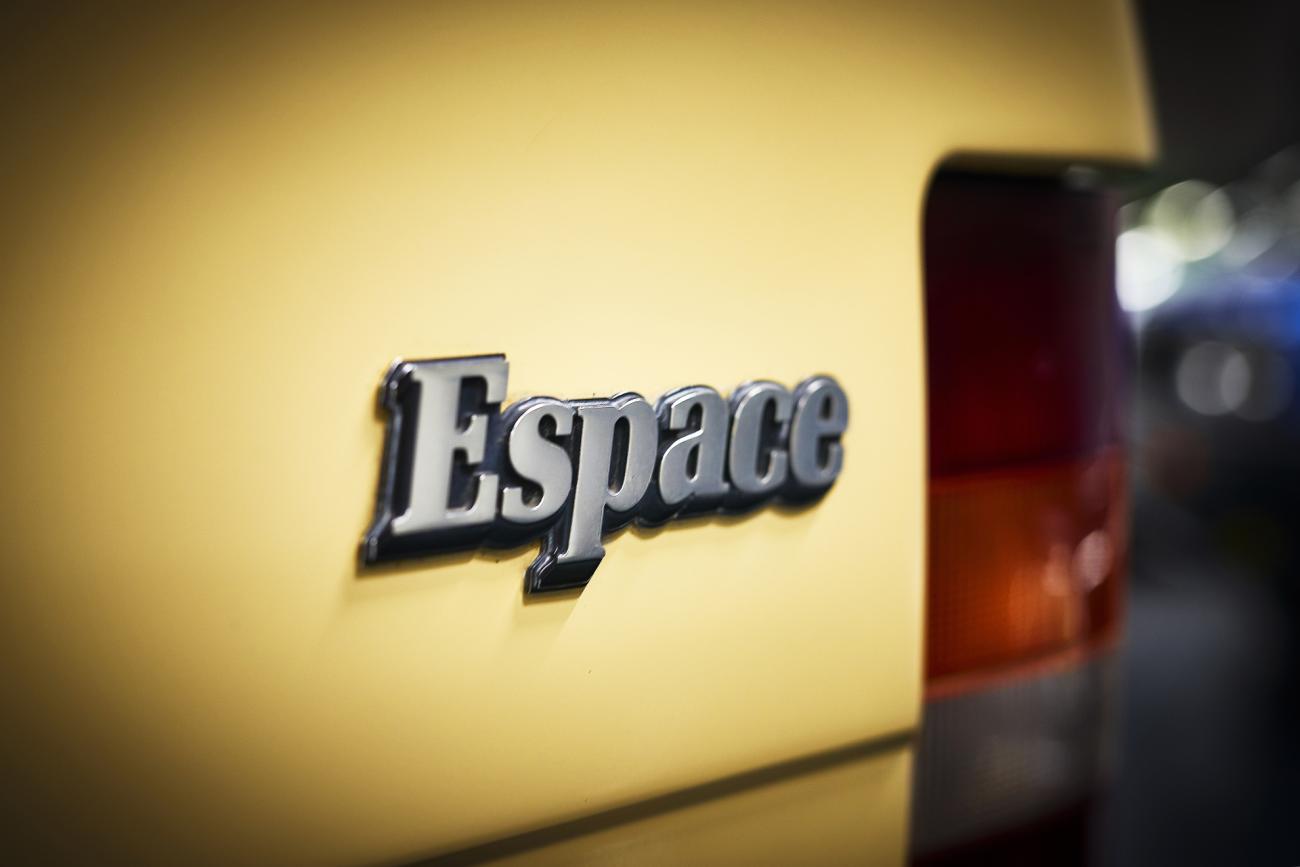 Photo 37 - Renault Espace 1984 logo sur le coffre - 120 ans de Renault ...