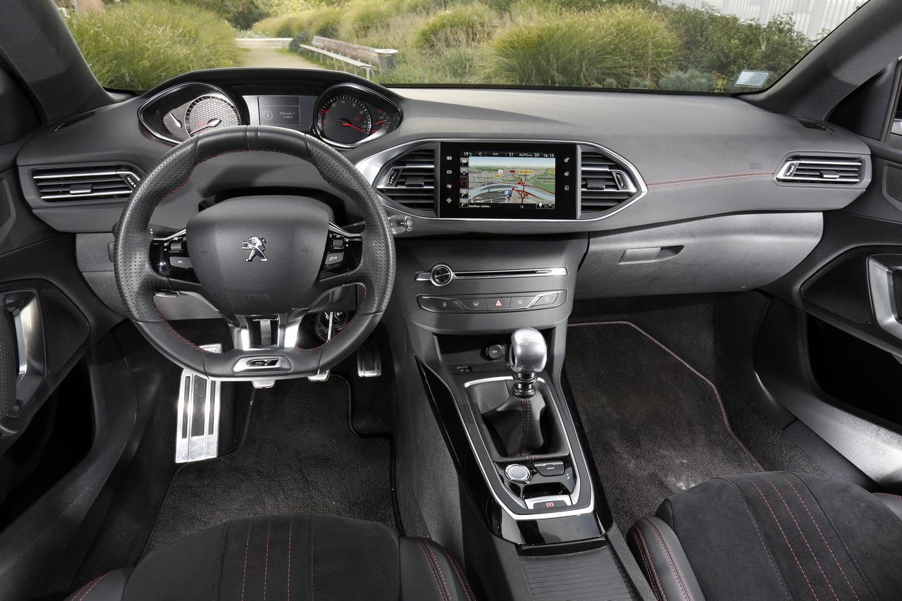 Photo 8 - intérieur peugeot 308 gt blanche - Renault Mégane 4 vs ...