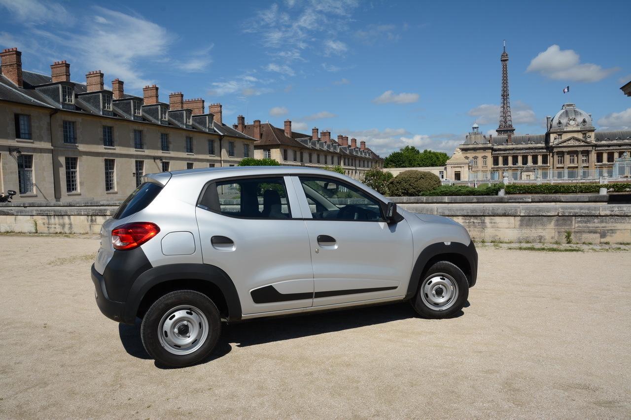 Photo 2 - Renault Kwid vue arrière à Paris - Au volant de la Kwid, la ...