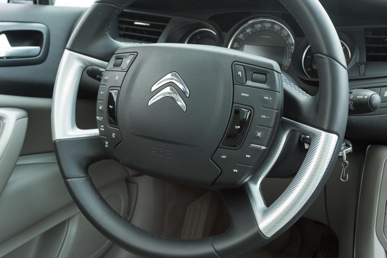 Photo 23 - volant à moyeu fixe de la citroen C5 - Essai Citroën C5 2017 ...