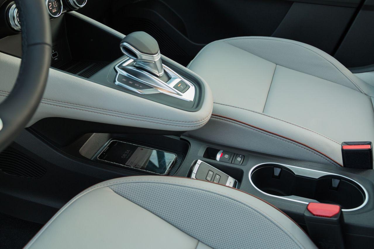 Photo 22 - Renault Captur Initiale paris blanc boite EDC shift by wire ...