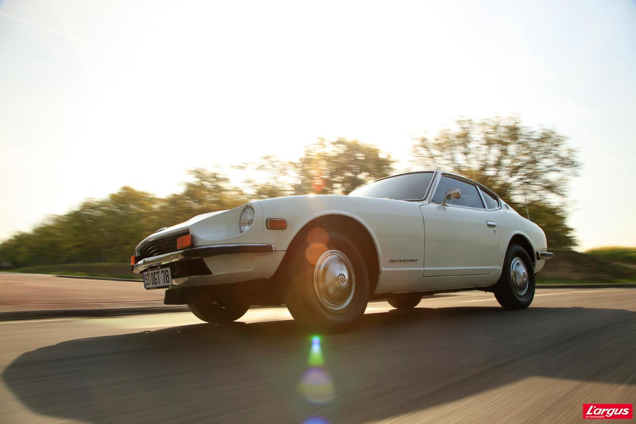 Photo 17 - 3/4 avant Datsun 240Z blanche - Datsun 240Z vs Nissan 370Z : c'était mieux avant