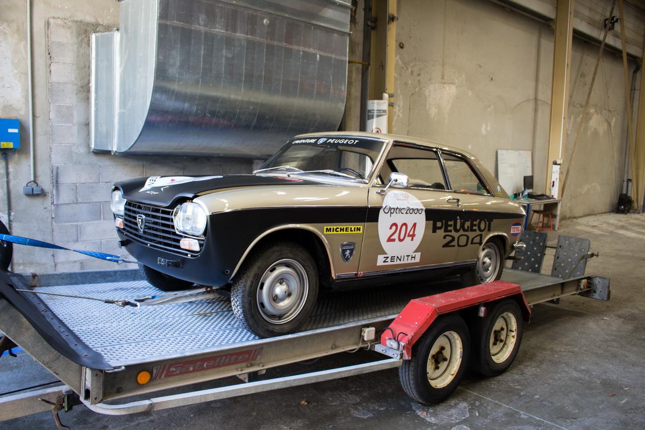 Photo 20 - Peugeot 204 coupé sur remorque - La Peugeot 204 Coupé de L ...