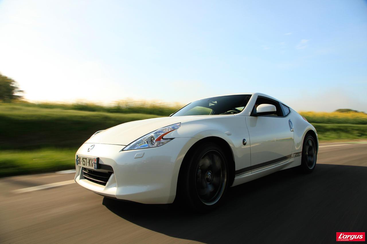 Photo 38 - 3/4 avant Nissan 370Z blanche - Datsun 240Z vs Nissan 370Z : c'était mieux avant