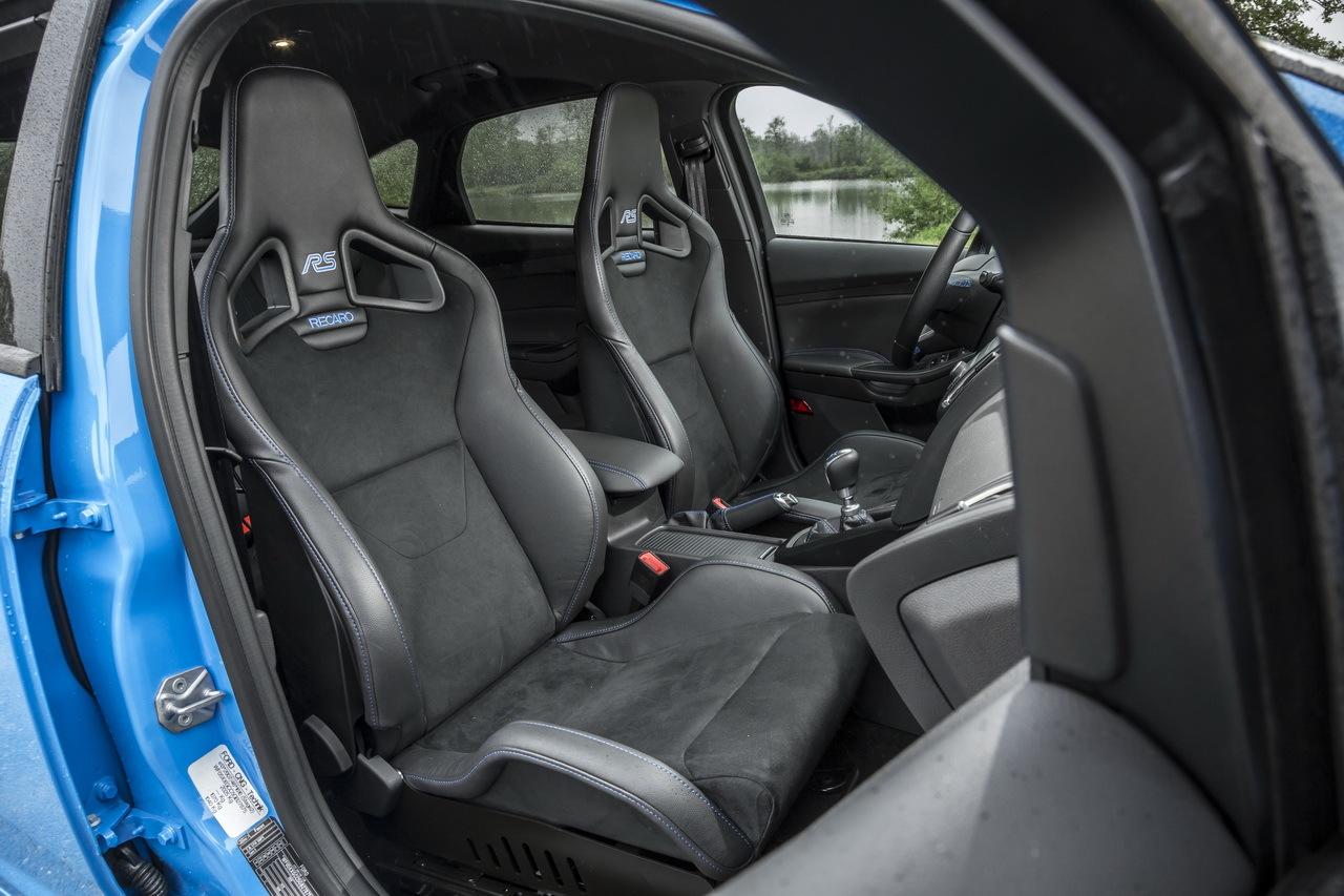 Photo 38 - Ford Focus RS bleu Nitrous 2016 vue des sièges baquets ...