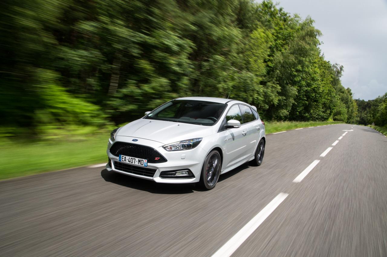 Photo 21 - Ford Focus ST blanche - Top 25 des voitures les plus vendues ...