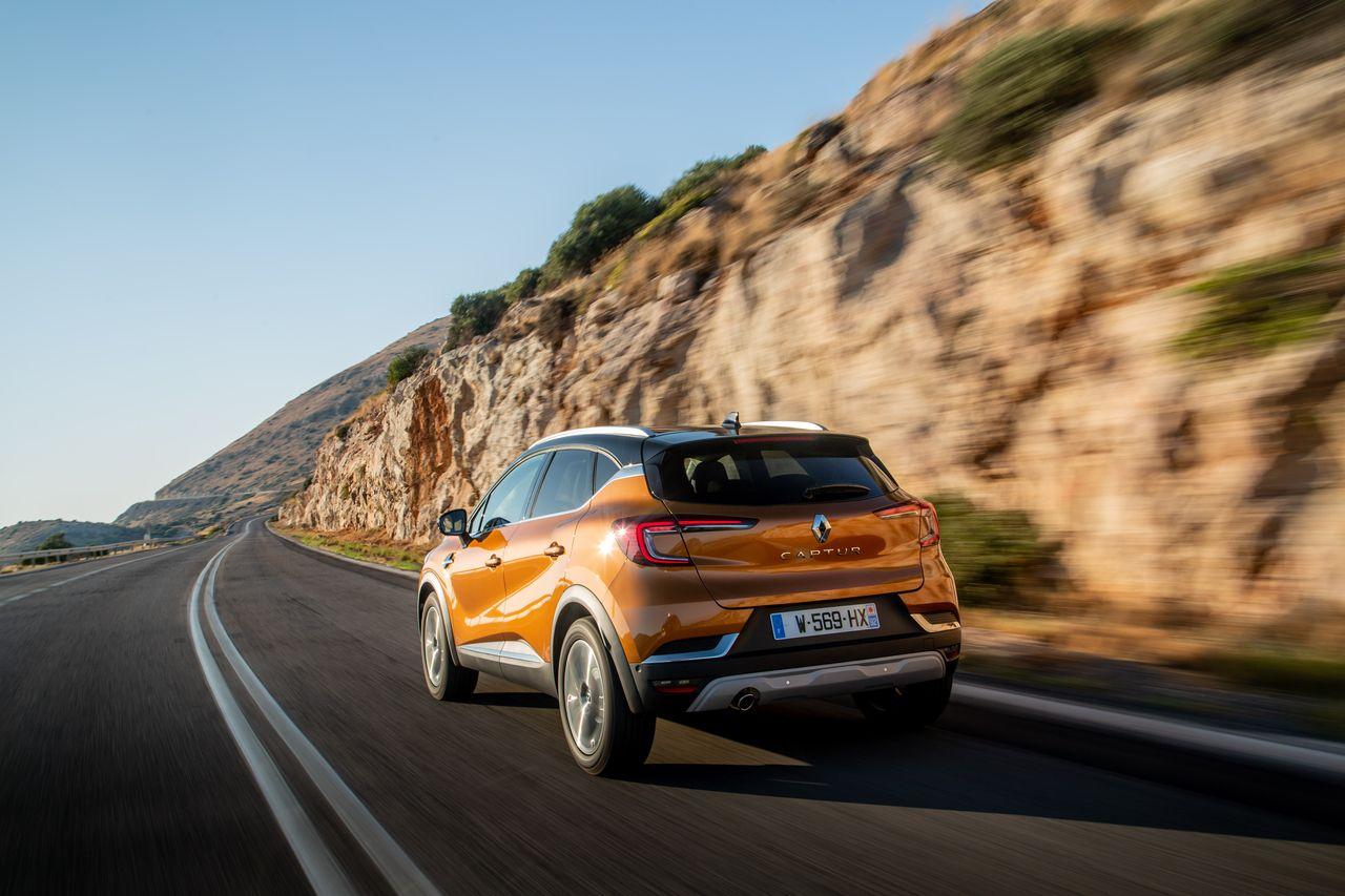 Photo 7 - Renault Captur intens orange travelling arriere gauche ...