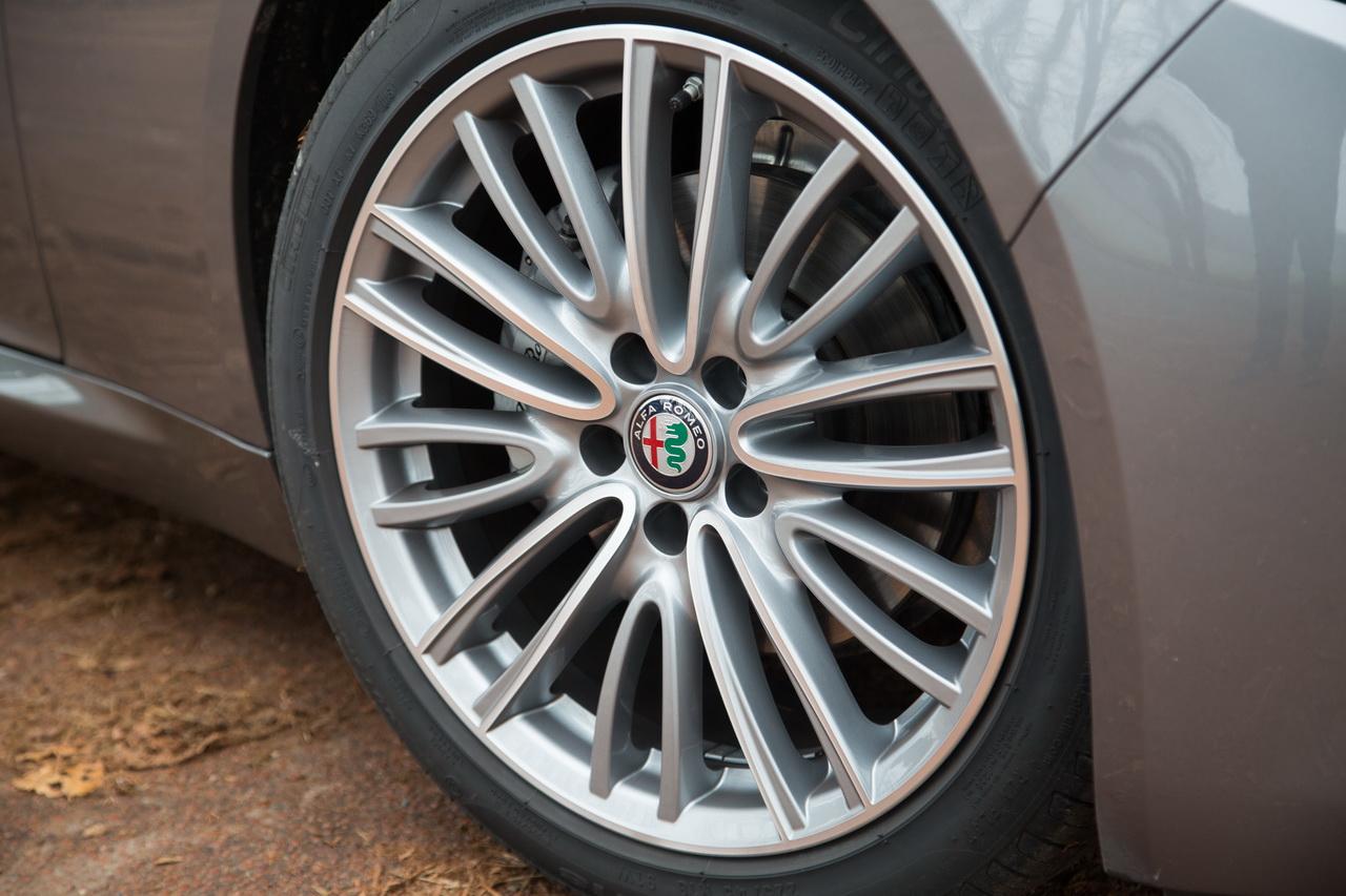 Photo 32 - Alfa Romeo Giulia 2017 vue de la jante 18 pouces - Essai ...