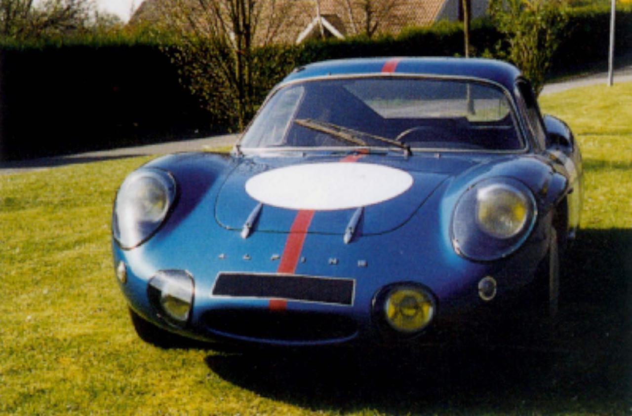 Photo 5 - vue avant alpine M64 - Alpine : 60 ans de passion automobile