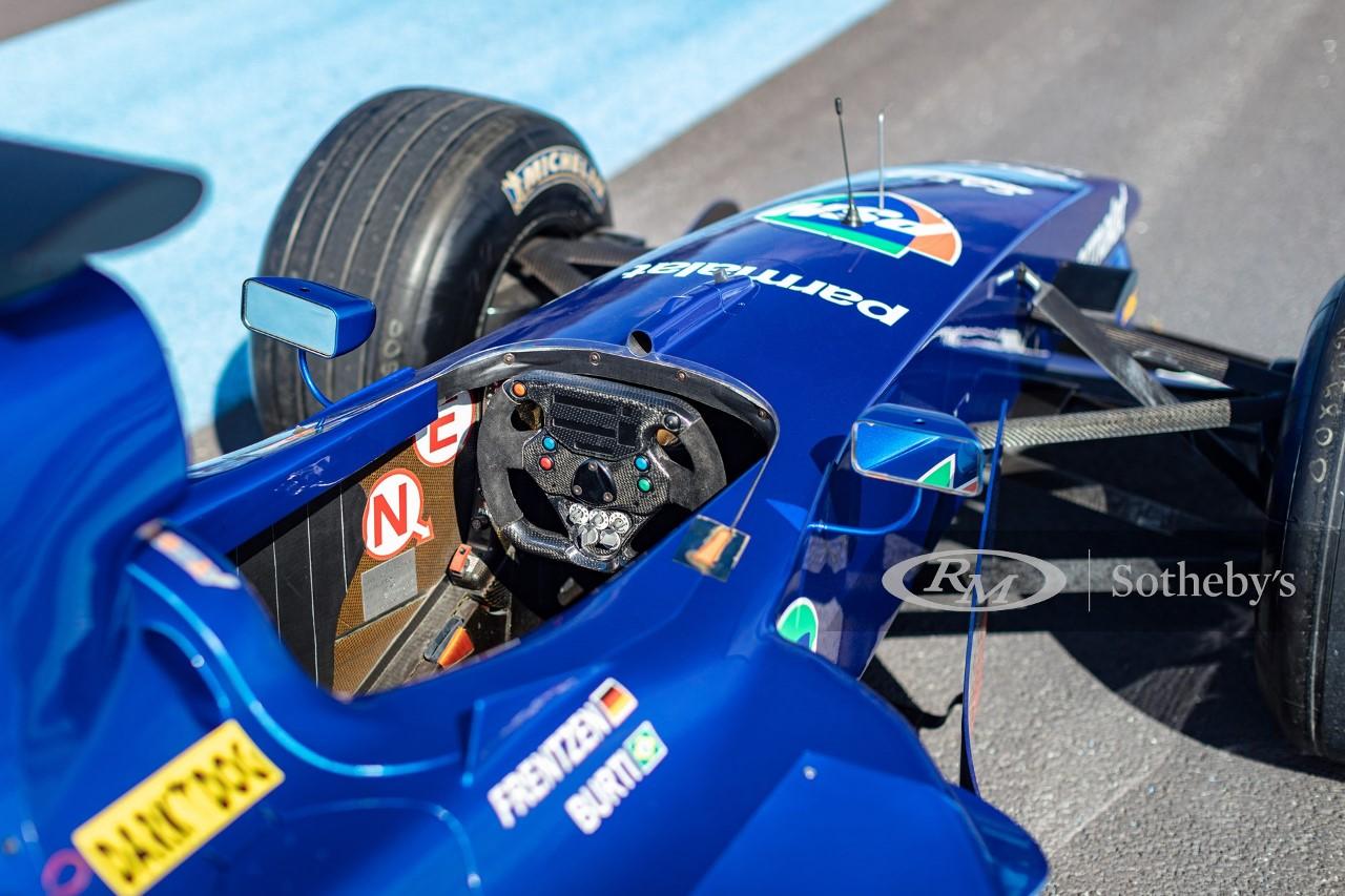 Photo 5 - Prost AP02 cockpit - Prost AP02 (1999). Une F1 à moteur V10 Peugeot à la vente