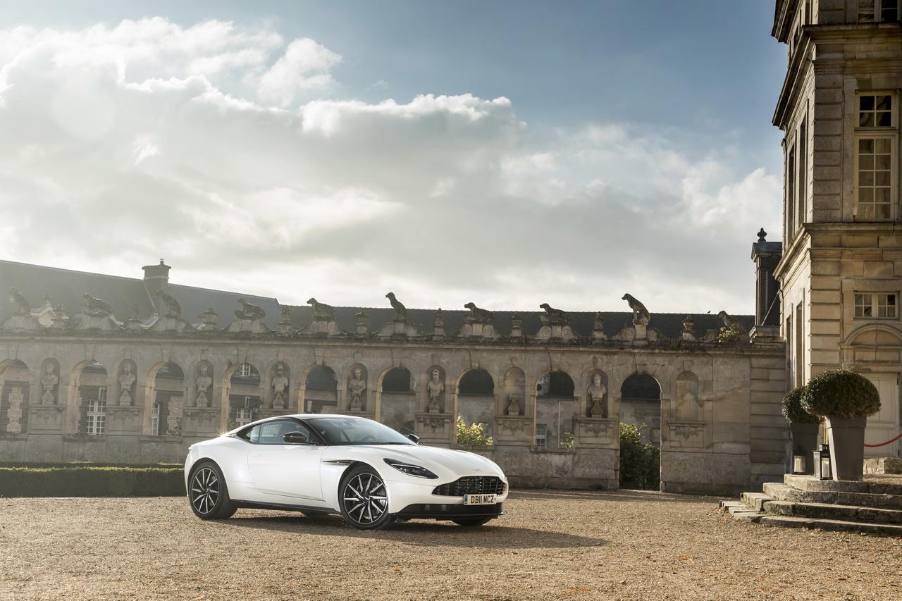 Photo 2 - Aston Martin DB11 V8 blanche 3/4 avant - Essai Aston Martin ...