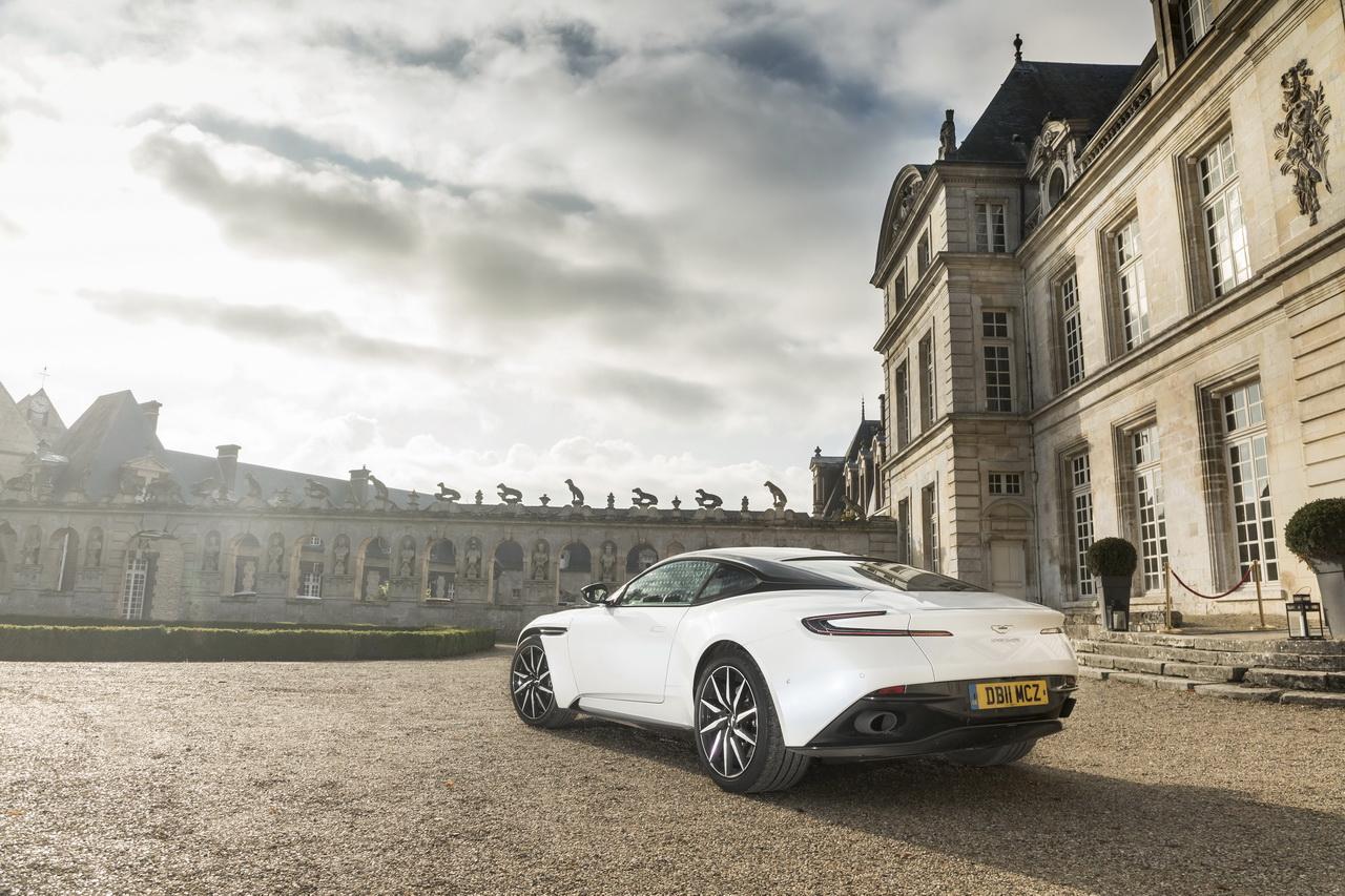 Photo 3 - Aston Martin DB11 V8 blanche 3/4 arrière - Essai Aston Martin ...