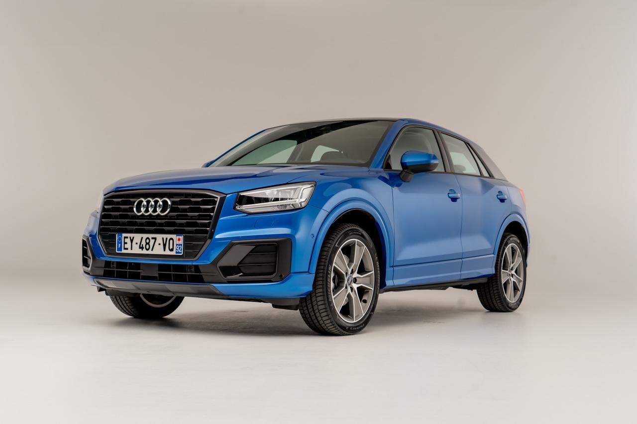 Photo 4 - Audi Q2 Bleu Ara vue avant studio sur fond blanc - DS3 ...