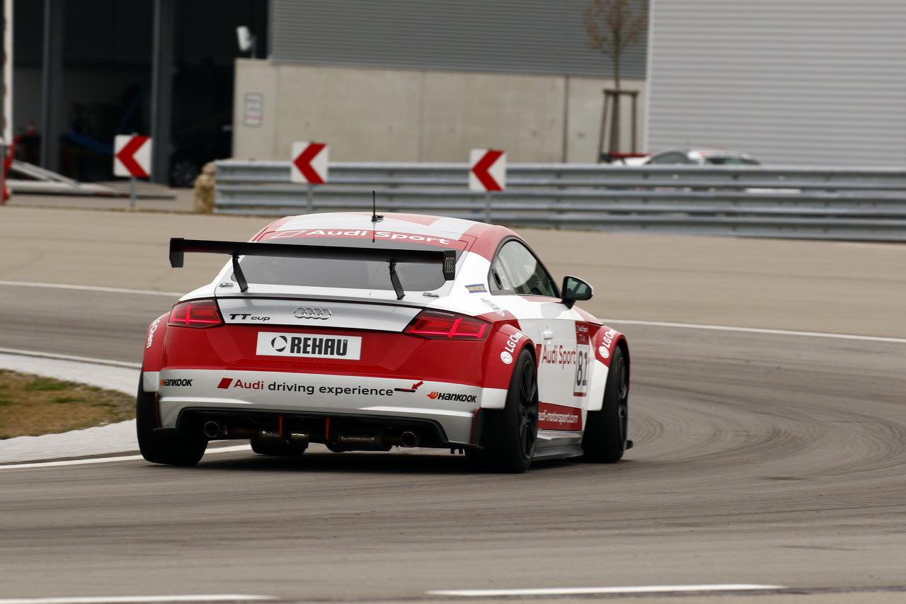 Photo 5 - Audi TT Cup roulant sur le circuit de Neuburg vue arrière ...