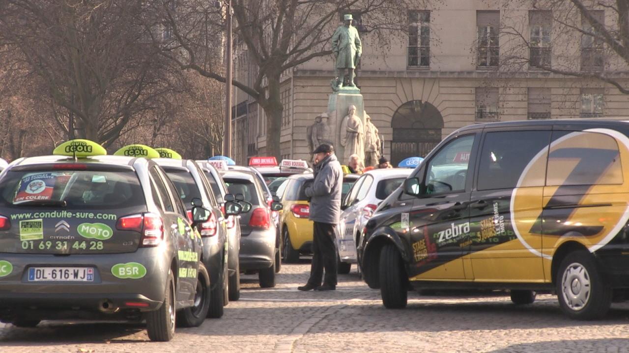 Les auto-écoles de nouveau dans la rue