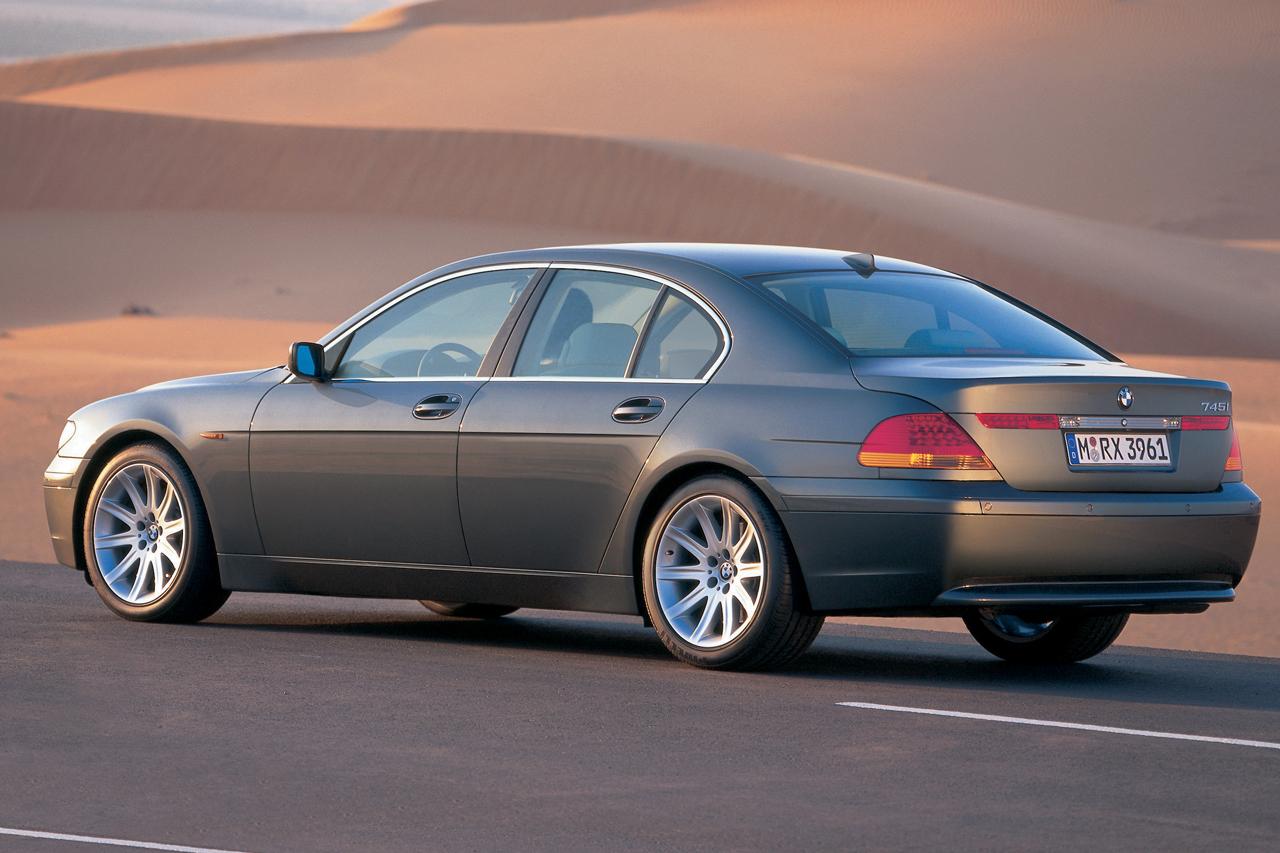 Photo 12 - BMW 745i E65 vue arrière - BMW Série 7 E65 (2001). La limousine mal aimée fête ses 20 ans