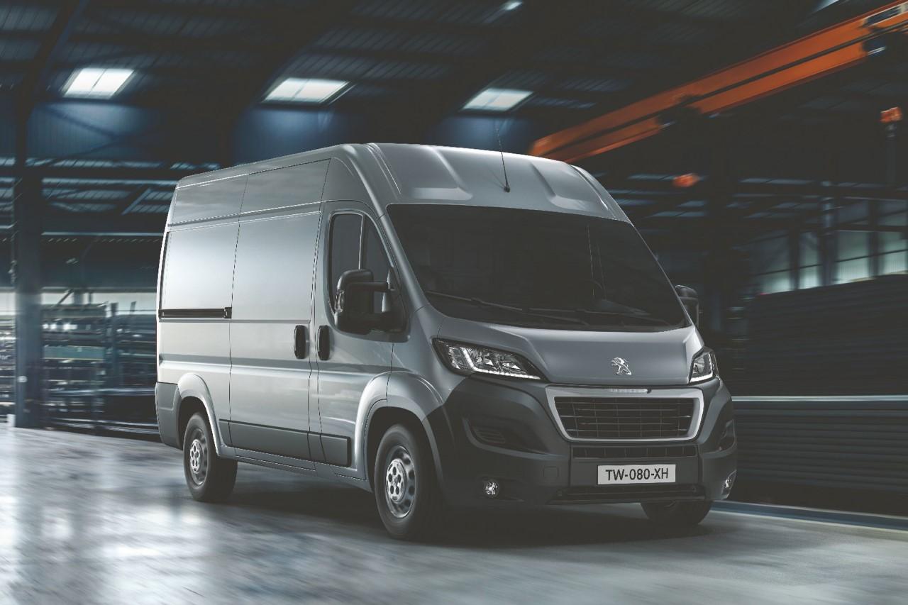 Un grand fourgon Toyota, cousin des Citroën Jumper et Peugeot Boxer