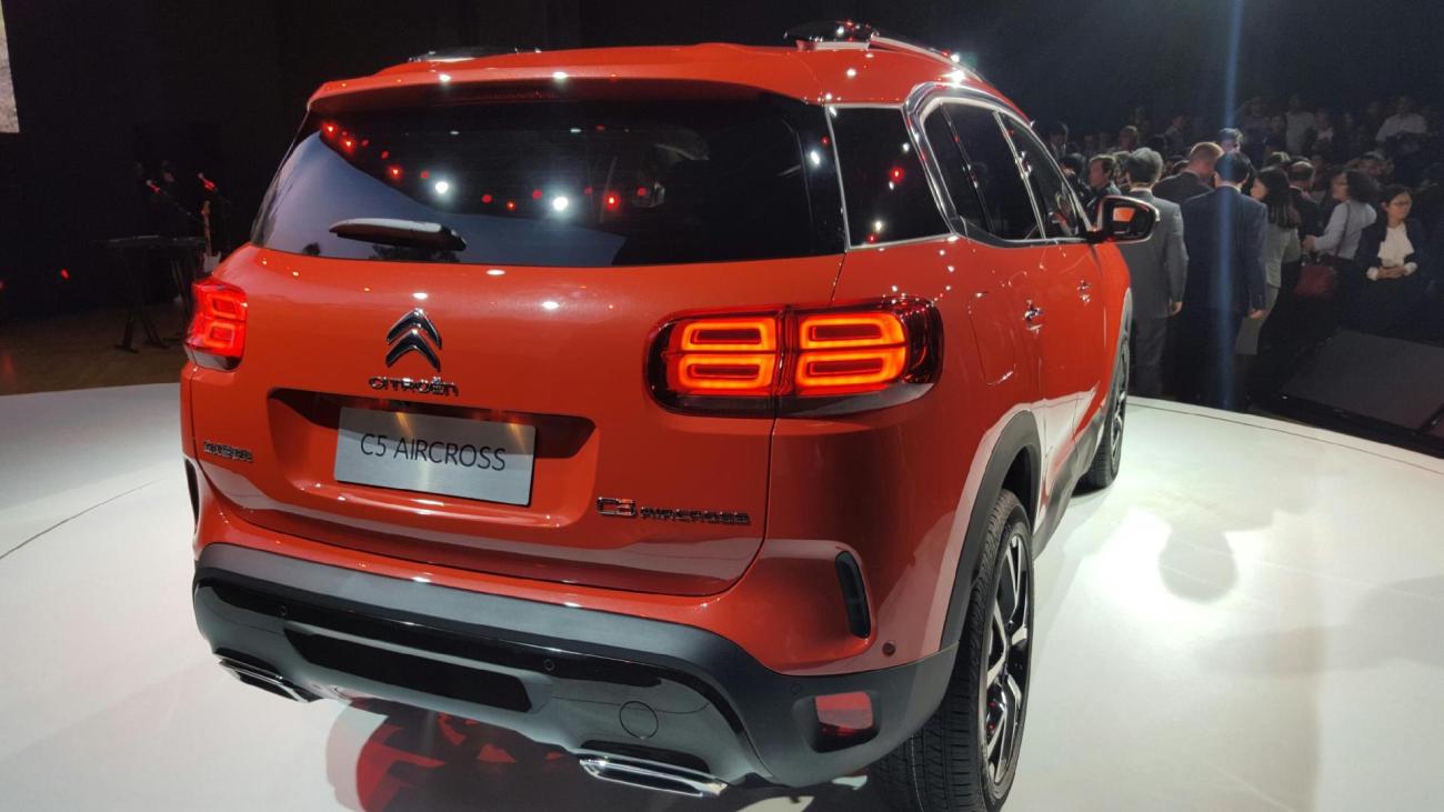 Photo 28 - citroën C5 Aircross rouge vue arrière 2017 - Citroën C5 ...