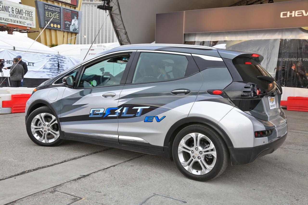 Photo 1 - Chevrolet Bolt vue arrière CES 2016 - CES 2016 : Chevrolet ...