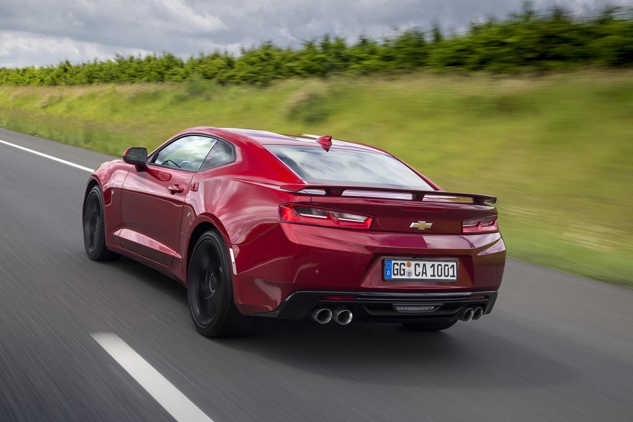 Photo 2 - Chevrolet Camaro 2016 rouge roulant sur une route vue arrière ...