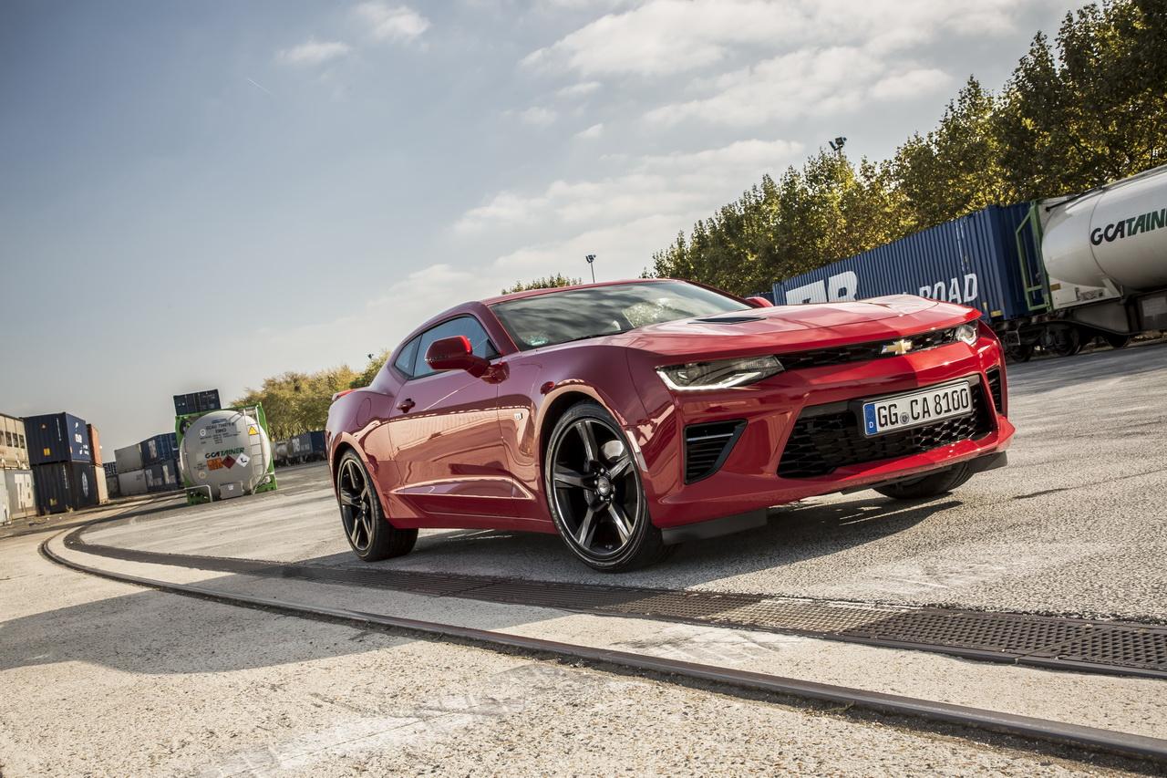 Photo 55 - Chevrolet Camaro rouge vue avant - Essai Porsche 911 Carrera ...