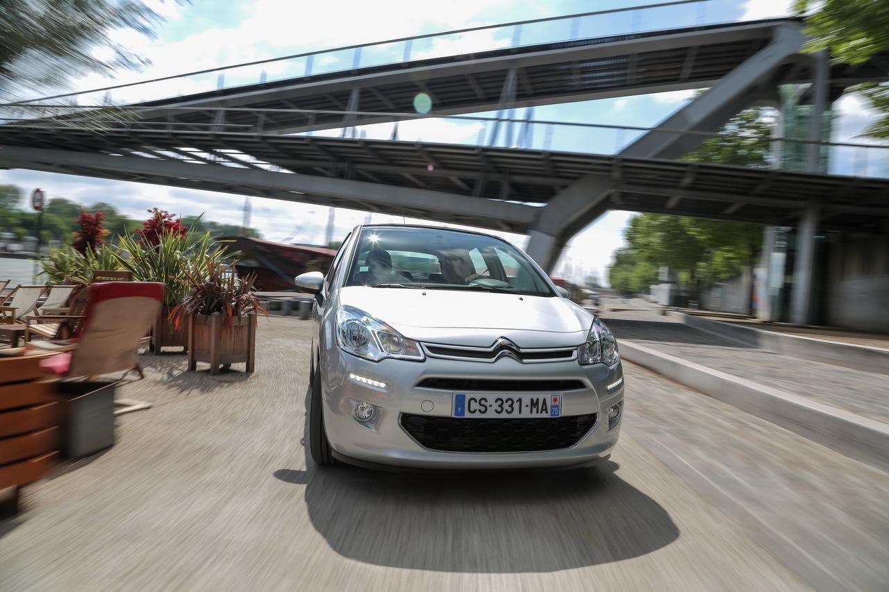 Photo 2 - Citroen C3 grise 2016 roulant sous un pont vue avant ...
