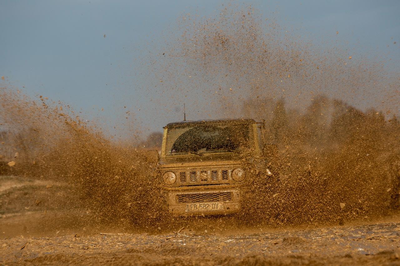 Photo 37 - Suzuki Jimny - Duel entre le Suzuki Jimny et le Mercedes ...