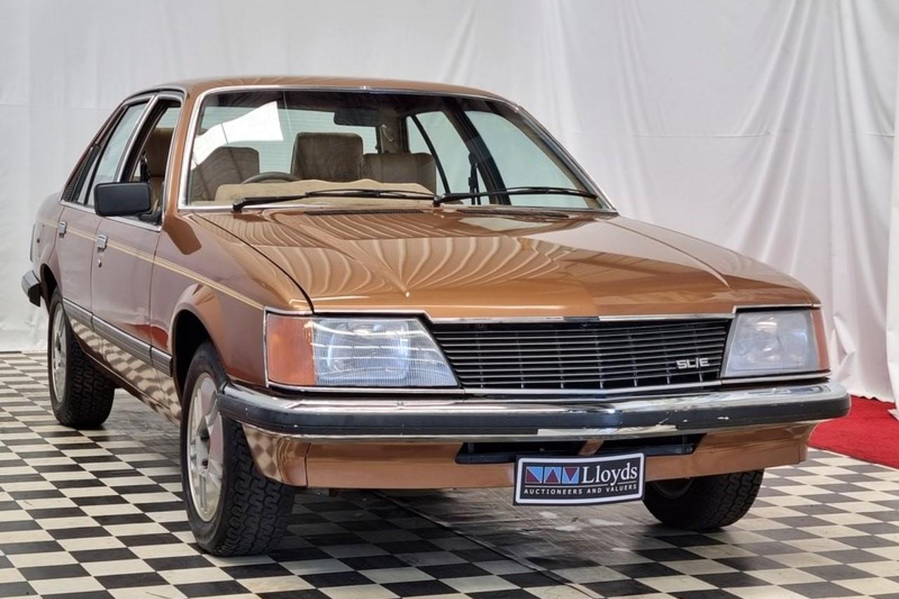 Photo 1 - Holden Commodore prototype marron - Un prototype neuf d ...