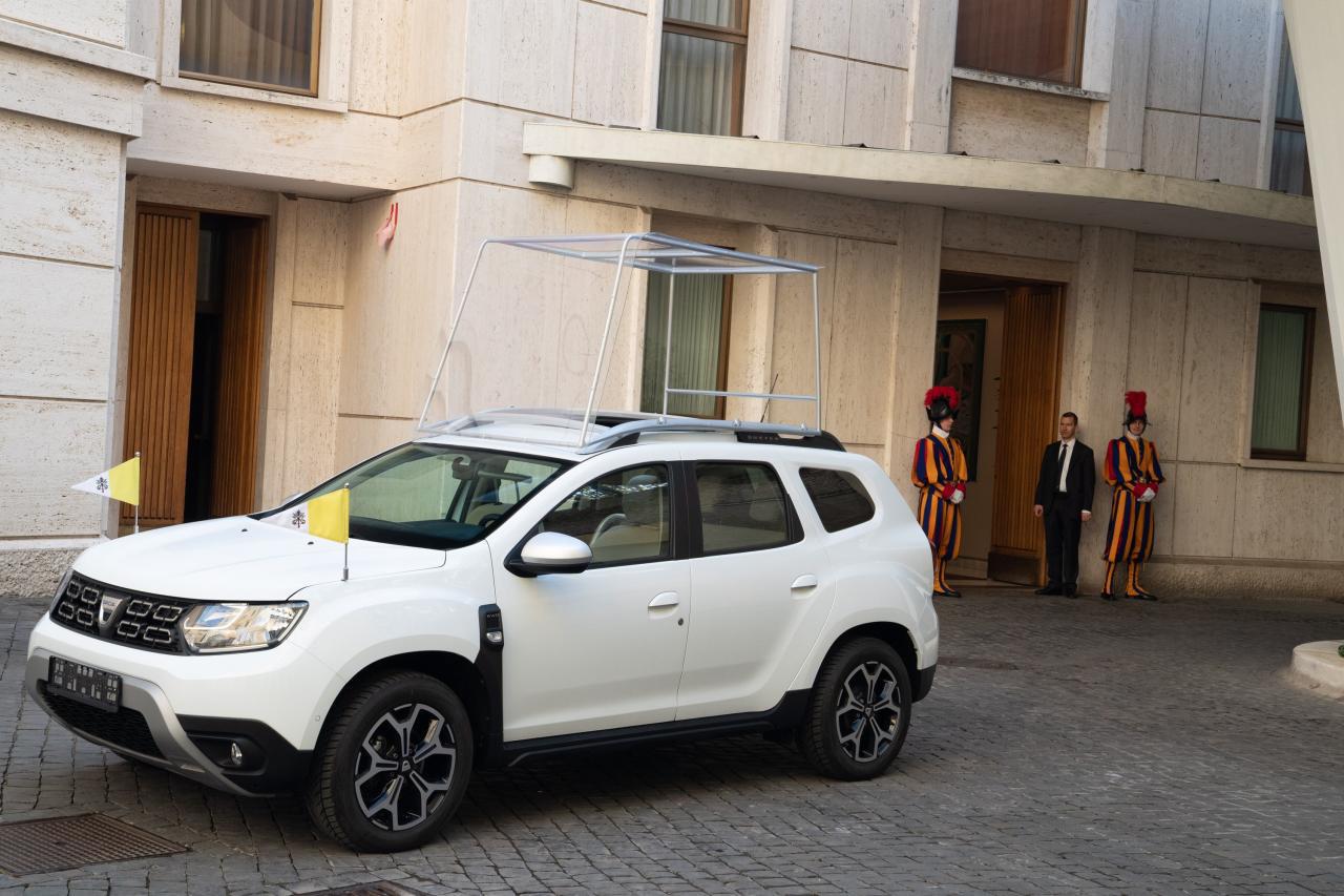 Photo 25 - Dacia Duster Papamobile (2019) - Papamobiles. Les voitures ...