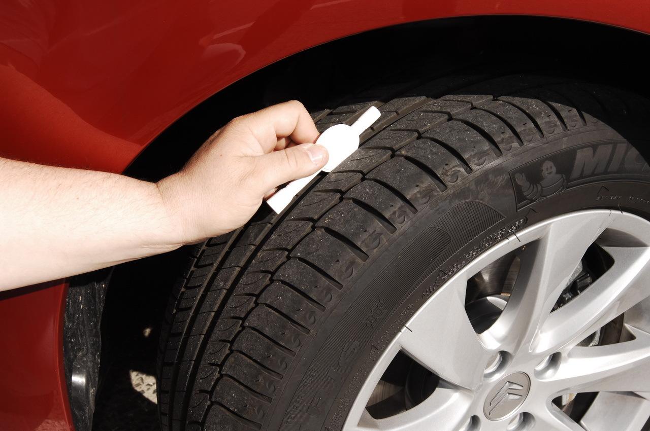 Photo 3 - Vérification de la profondeur des rainures d'un pneu - Départ ...