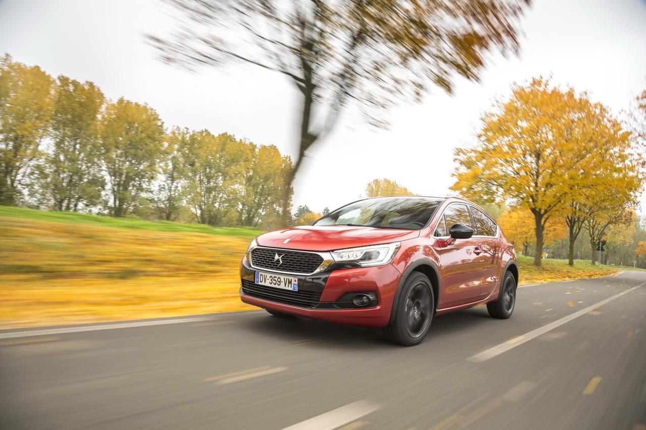 Photo 13 - DS4 Crossback 2015 Orange Sport Chic roulant sur une route ...