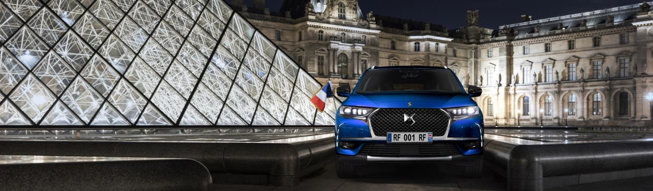 Photo 3 - DS7 Crossback Macron 2017 bleu vue de face pyramide Louvre ...