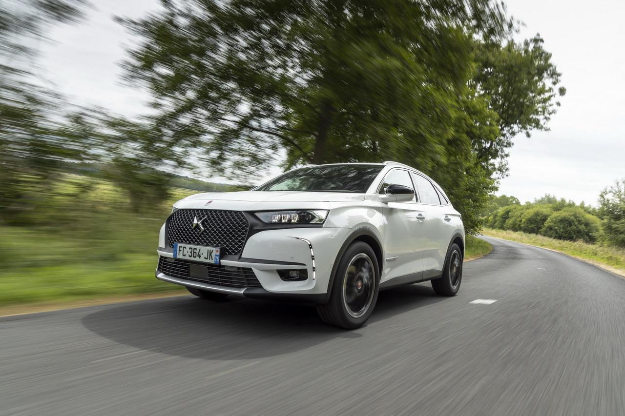 Photo 7 - DS7 crossback Performance Line blanc en virage - Essai DS7 ...