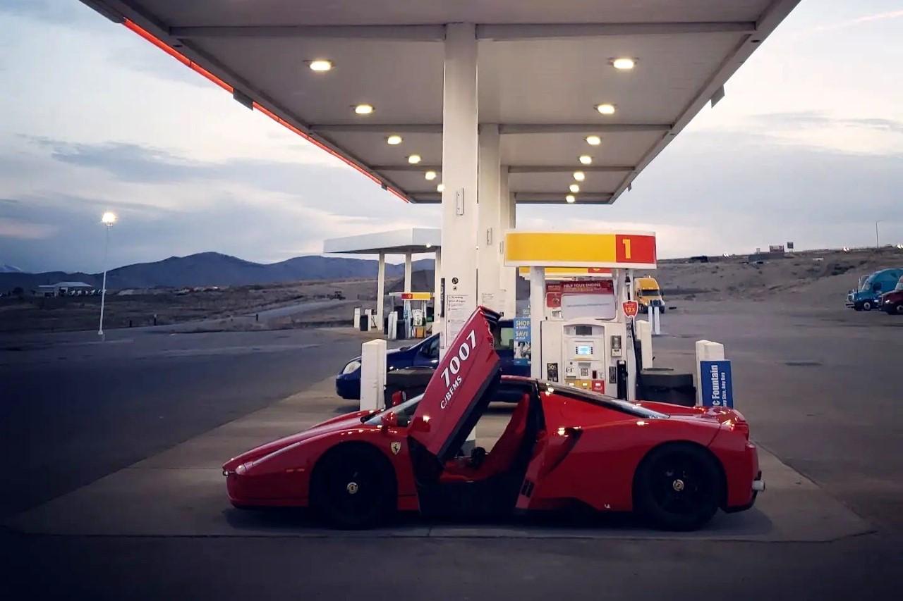 Photo 2 - Ferrari Enzo MM station service - Insolite. Une Ferrari Enzo ...