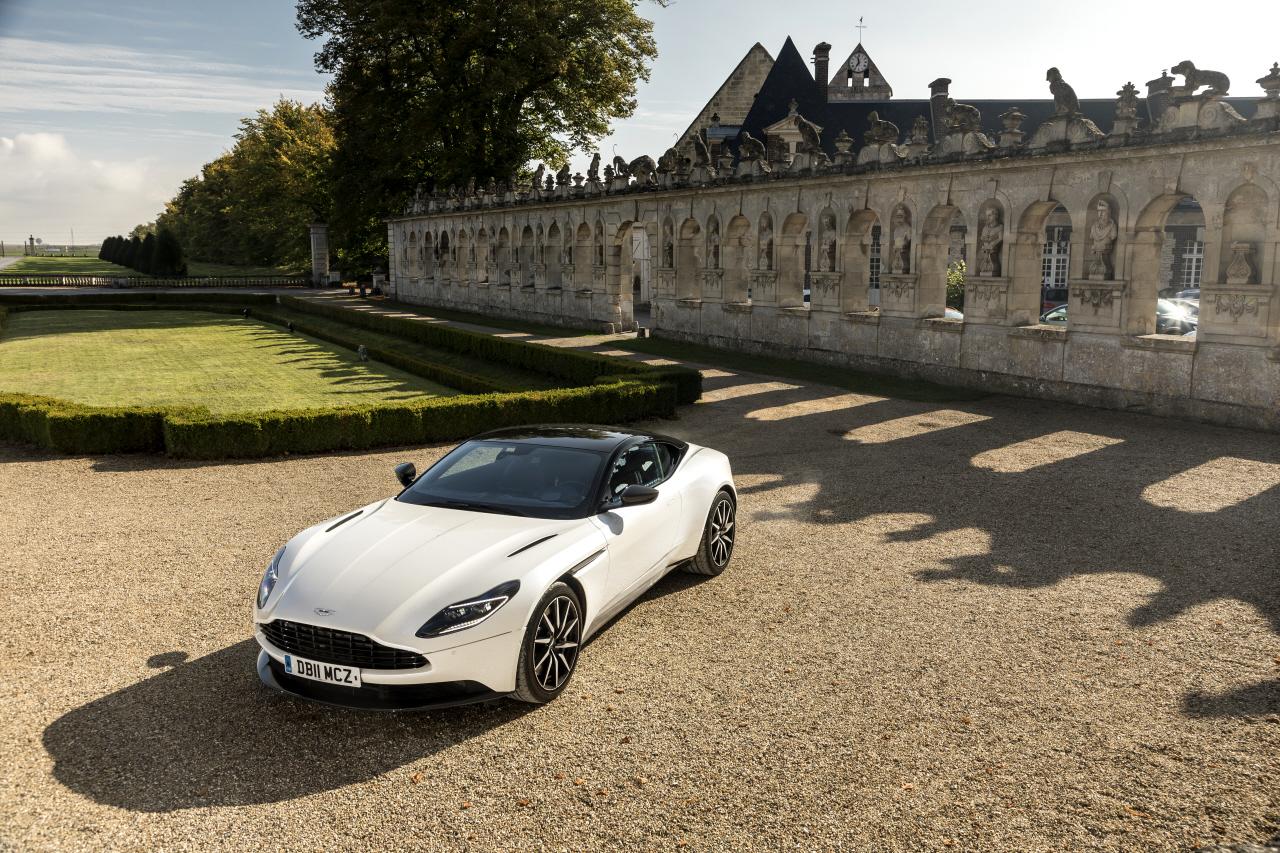 Photo 5 - Aston Martin DB11 V8 blanche 3/4 avant - Les plus belles ...
