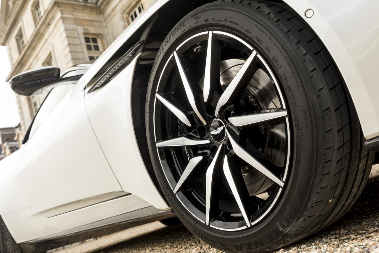 Photo 8 - Aston Martin DB11 V8 blanche jante pneu - Les plus belles ...