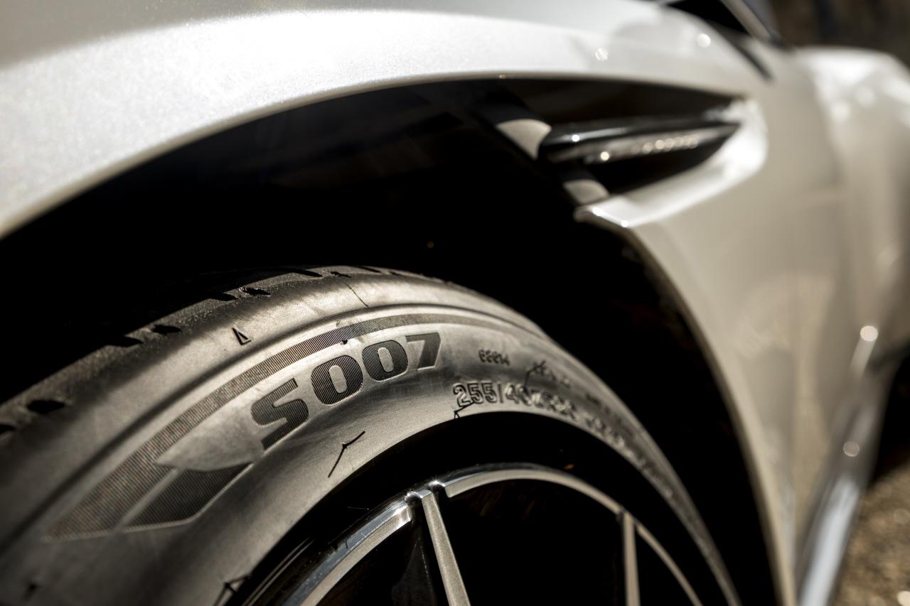 Photo 9 - Aston Martin DB11 V8 blanche pneu s007 - Les plus belles ...