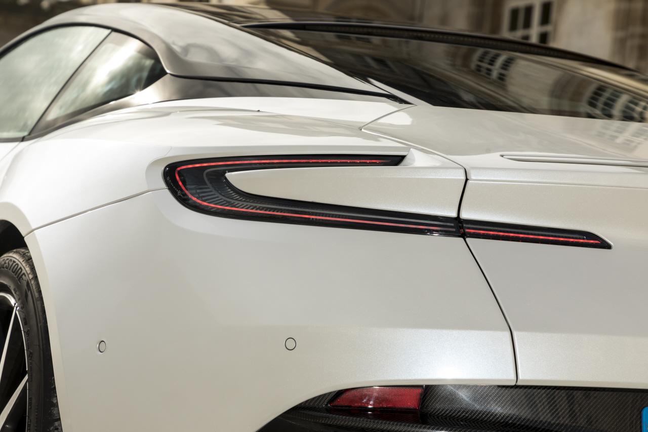 Photo 12 - Aston Martin DB11 V8 blanche feux arrière - Les plus belles ...