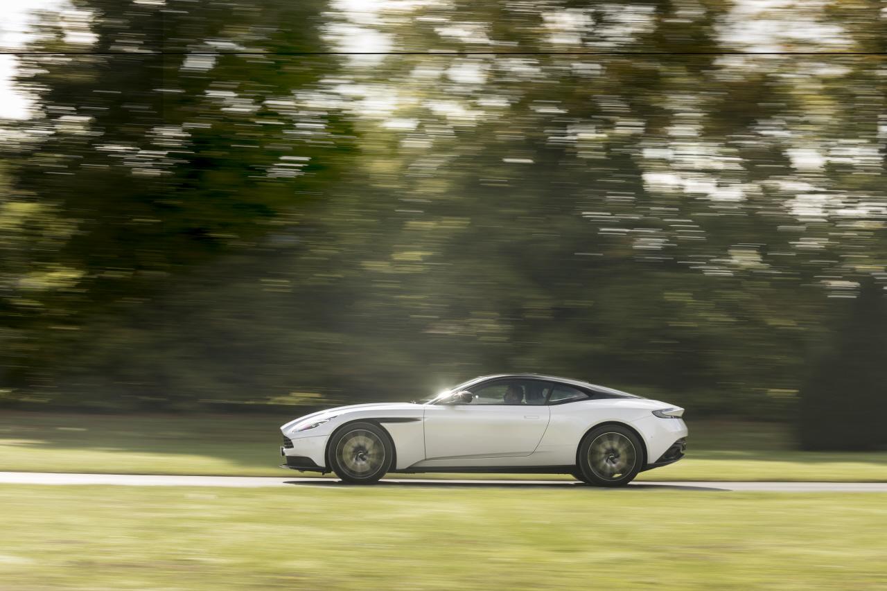 Photo 17 - Aston Martin DB11 V8 blanche profil - Les plus belles images ...