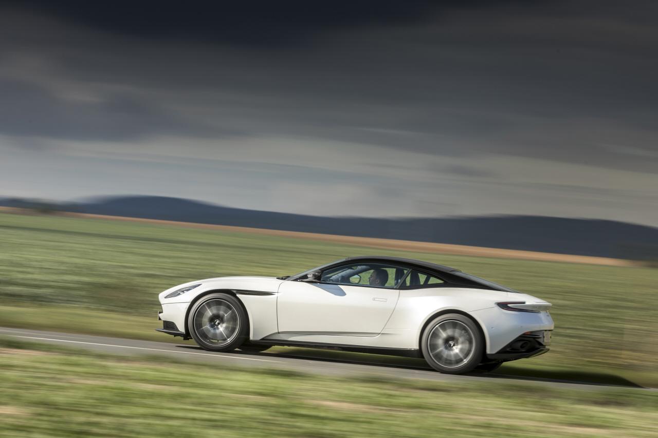 Photo 21 - Aston Martin DB11 V8 blanche profil - Les plus belles images ...