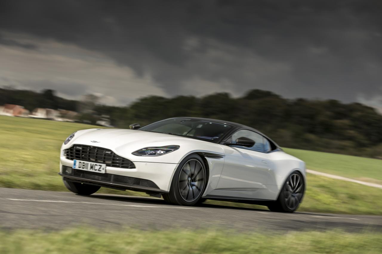 Photo 23 - Aston Martin DB11 V8 blanche 3/4 avant virage appui - Les ...
