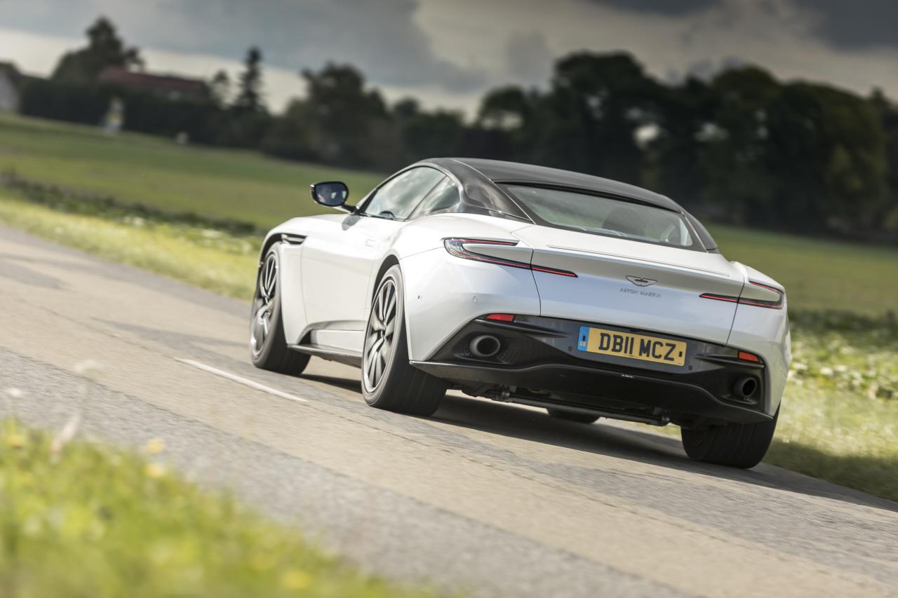 Photo 24 - Aston Martin DB11 V8 blanche 3/4 arrière virage - Les plus ...