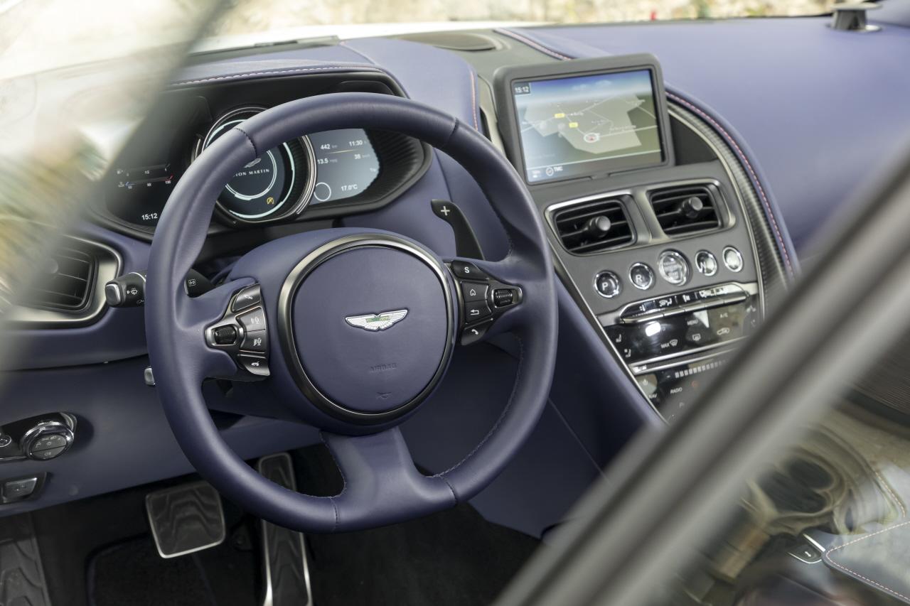 Photo 26 - Aston Martin DB11 V8 cuir violet volant - Les plus belles ...