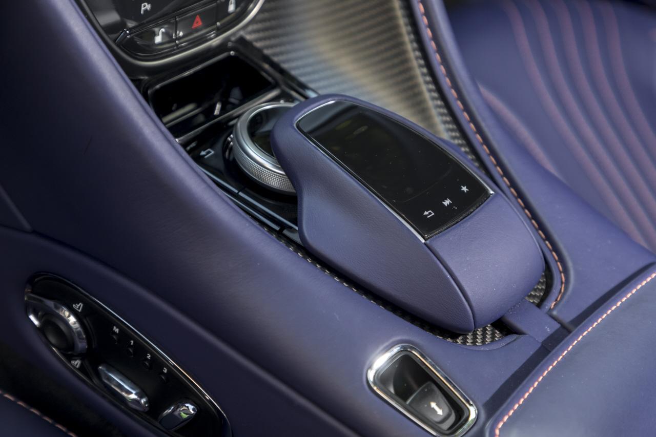 Photo 27 - Aston Martin DB11 V8 cuir violet molette pad multimedia ...